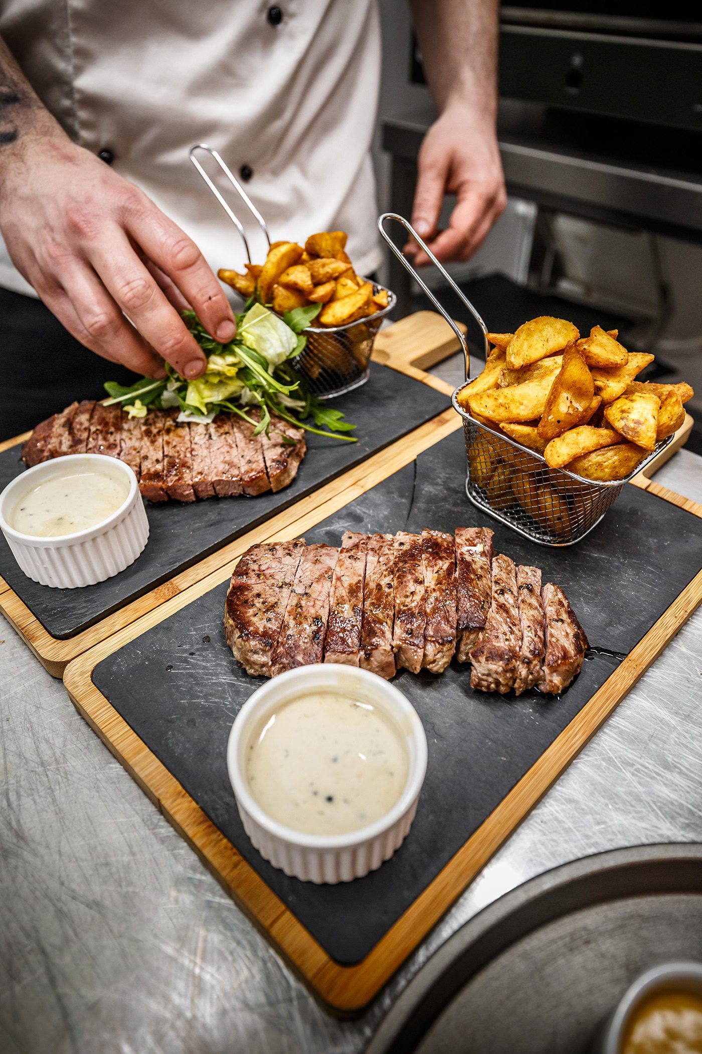 chef-decorating - Restaurant - Phlox Elementor WordPress Theme